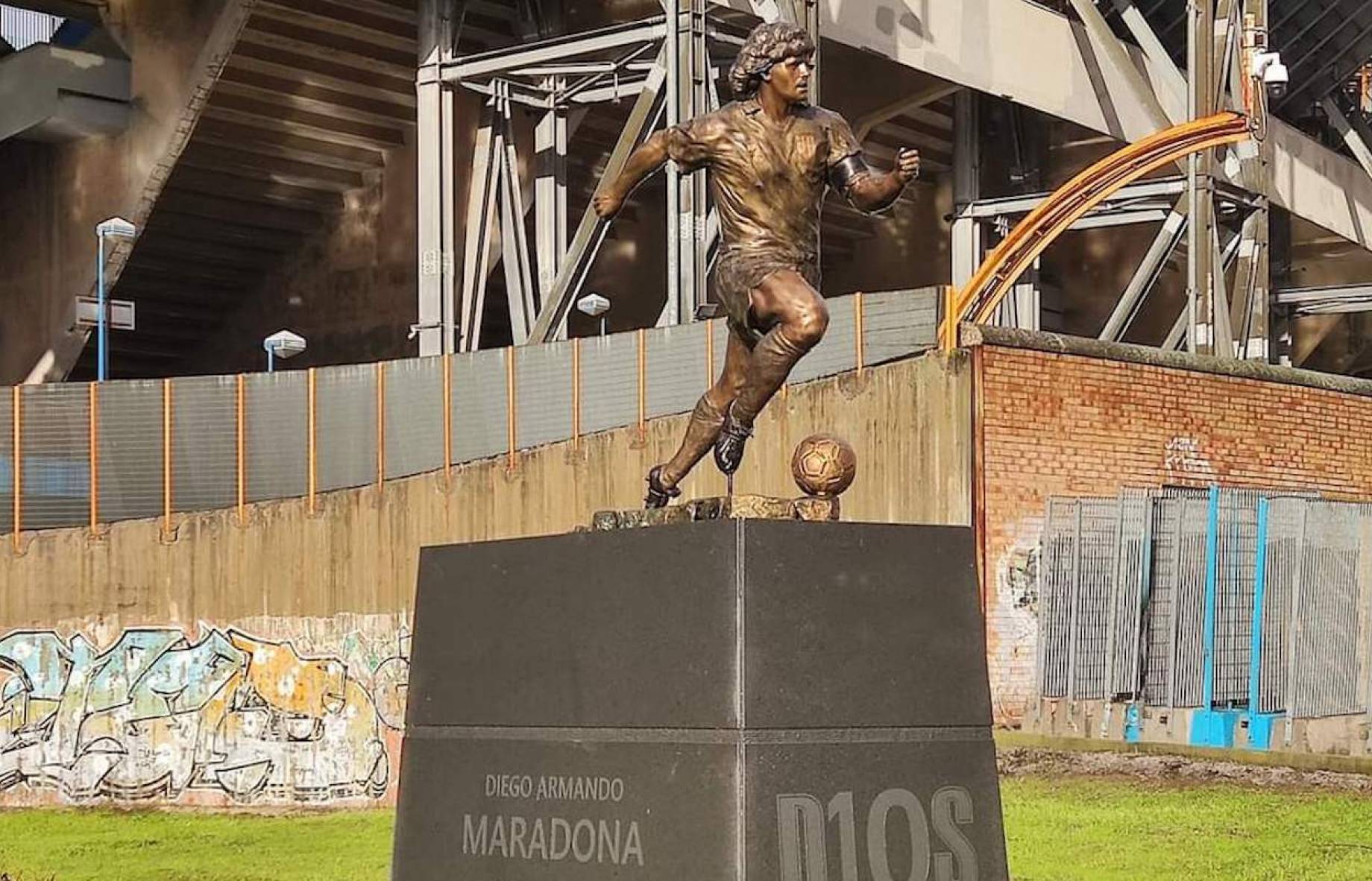 Napoli, ecco la statua di Maradona davanti allo stadio | City Napoli